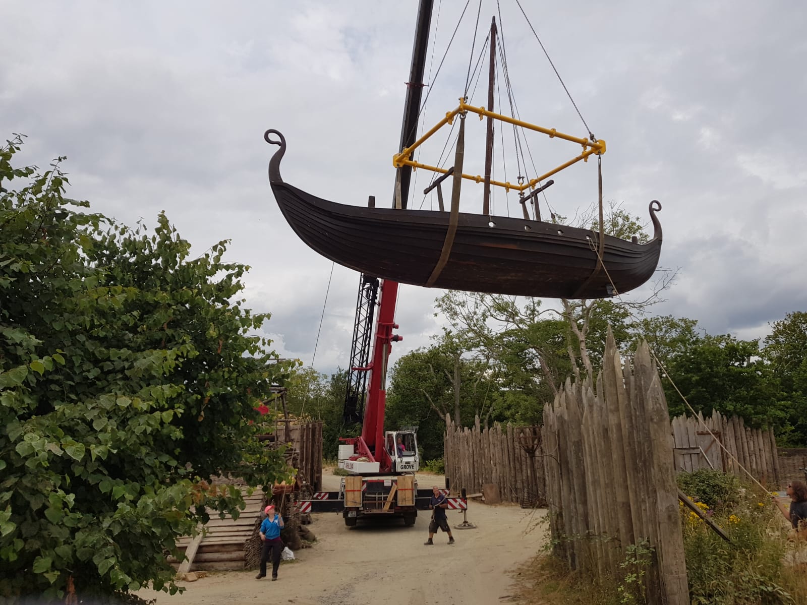 Modulift Spreader Frame Lifts Viking Boats on TV Set - Modulift