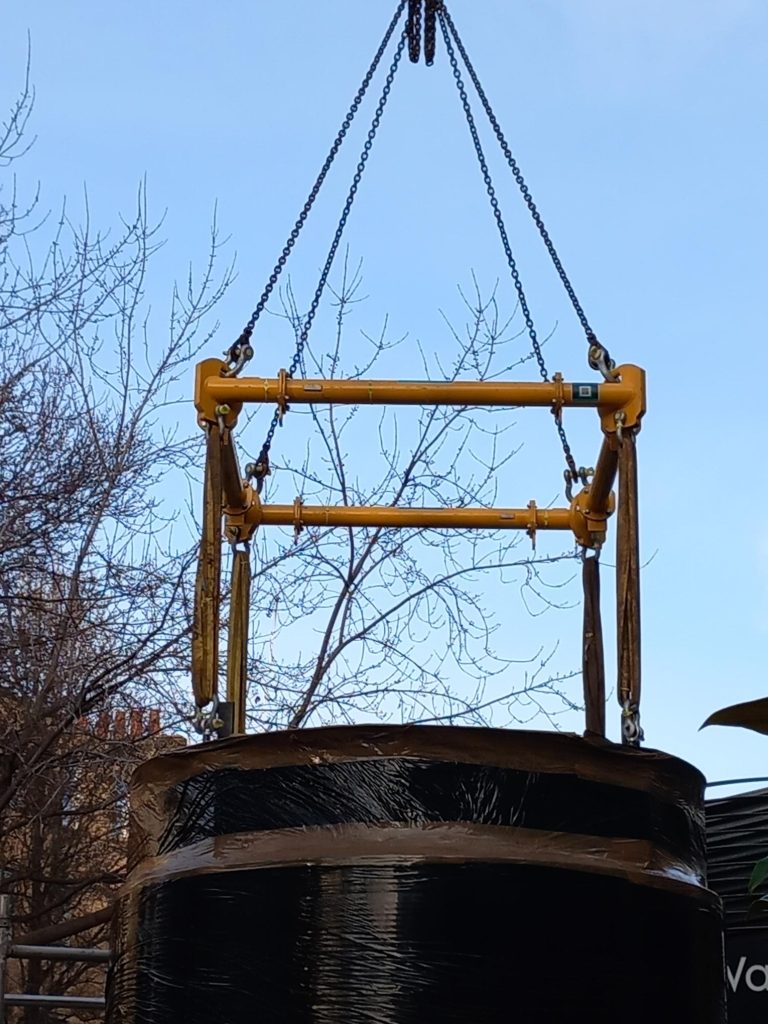 CMOD Spreader Frame Lifts Cylindrical Signage in London
