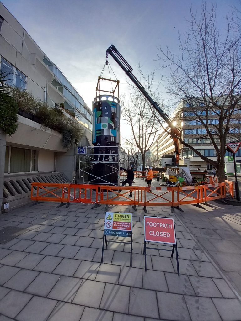 CMOD Spreader Frame Lifts Cylindrical Signage in London